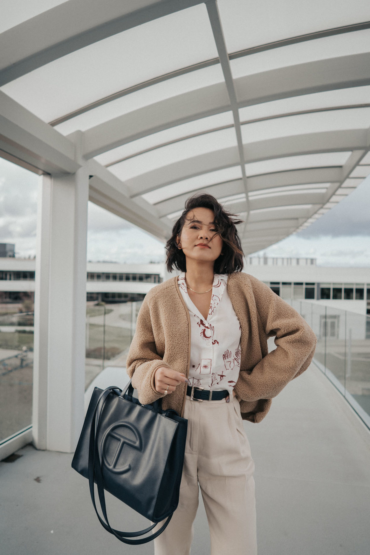 Telfar Medium Navy Shopping Bag REVIEW – How to Style 3 Ways | Style ...